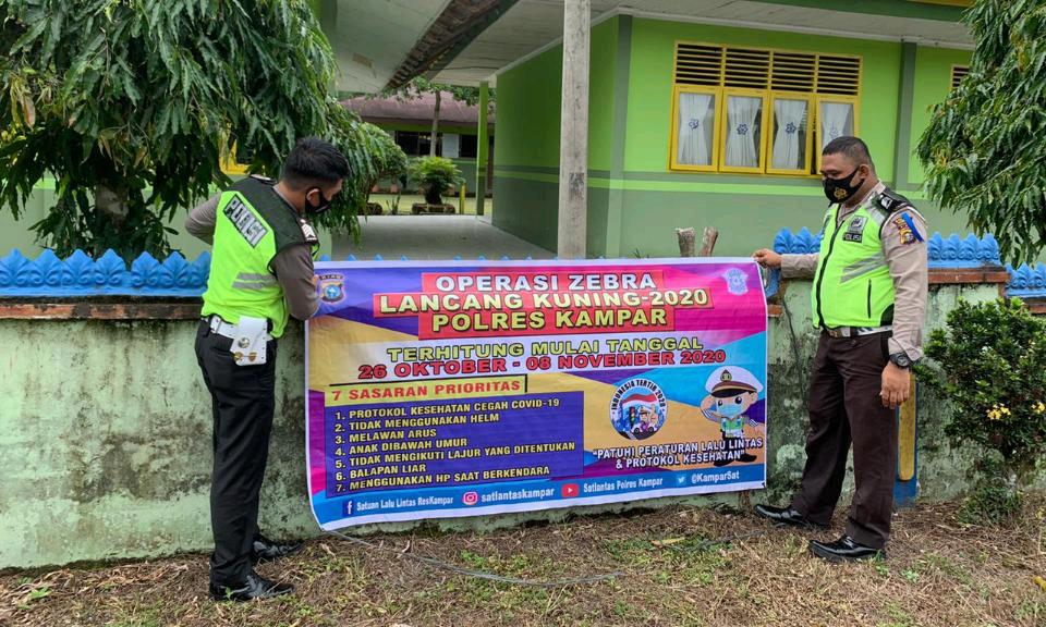 Satlantas Polres Kampar Pasang Puluhan Spanduk Himbauan Tertib Berlalu-lintas - KORLANTAS POLRI