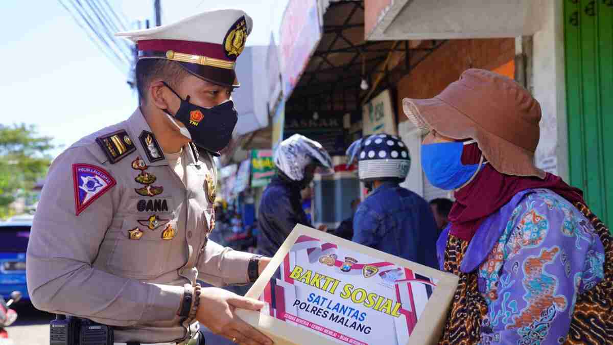 Satlantas Polres Malang Berbagi Paket Sembako untuk Masyarakat ...