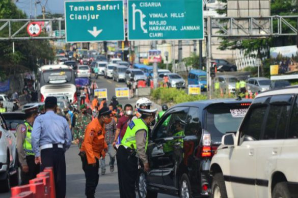 Lalu Lintas Padat, Polisi Berlakukan Oneway Arah Puncak Bogor - KORLANTAS POLRI