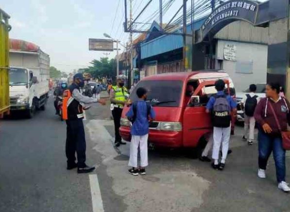 Satlantas Polres Semarang Tertibkan Puluhan Angkot Plat Hitam ...