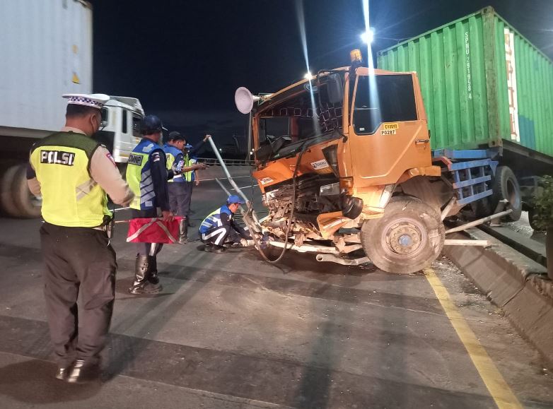 Kontainer Tabrak Pembatas Jalan di KM 03, Lalin Tol Cawang Arah Tanjung Priok Tersendat ...