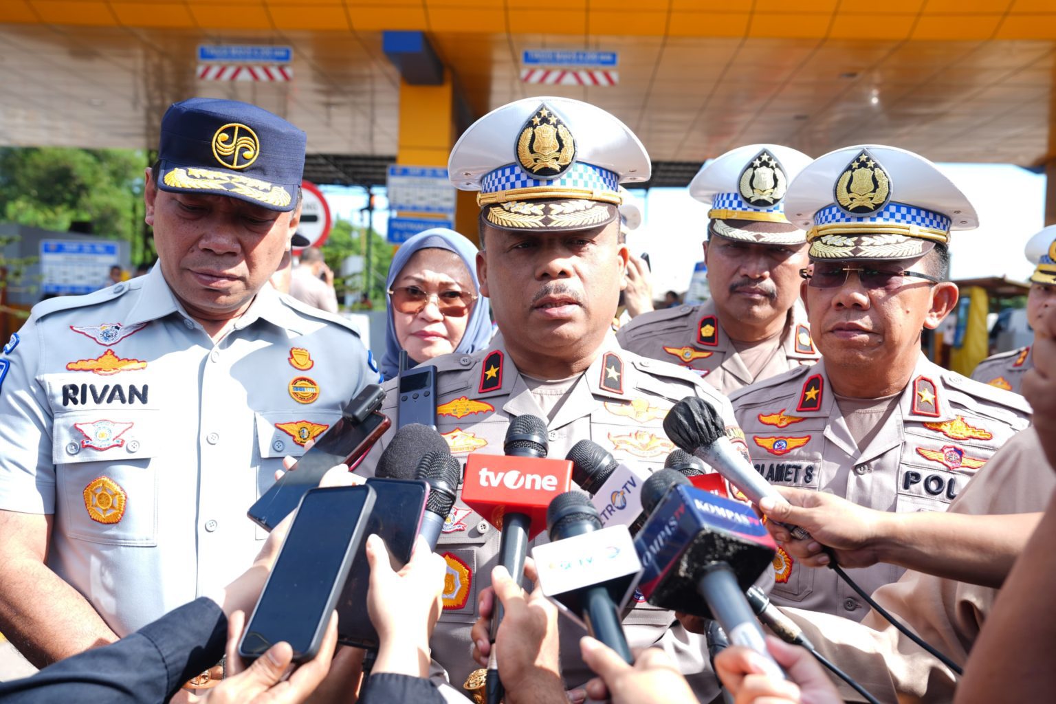 Kakorlantas Polri dan Dirut Jasa Raharja Lakukan Investigasi Lokasi Tabrakan Maut di Pintu Tol ...