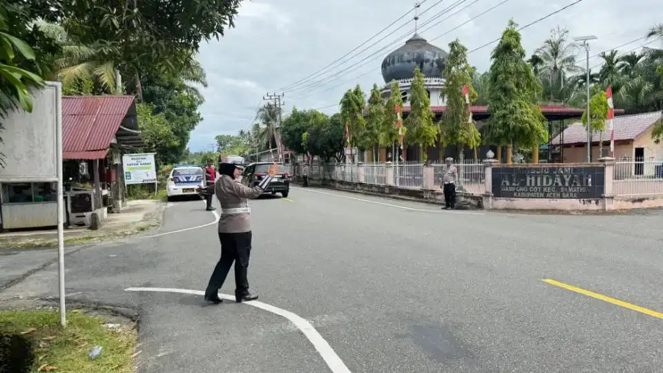 Satlantas Polres Aceh Barat Amankan Lalu Lintas di Tiga Lokasi Wisata Pantai - KORLANTAS POLRI
