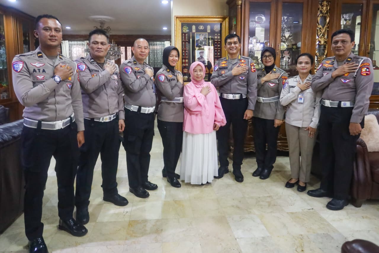 Anjangsana HUT Lalu Lintas Bhayangkara ke-70, Korlantas Polri Kunjungi Kediaman Brigjen Pol ...