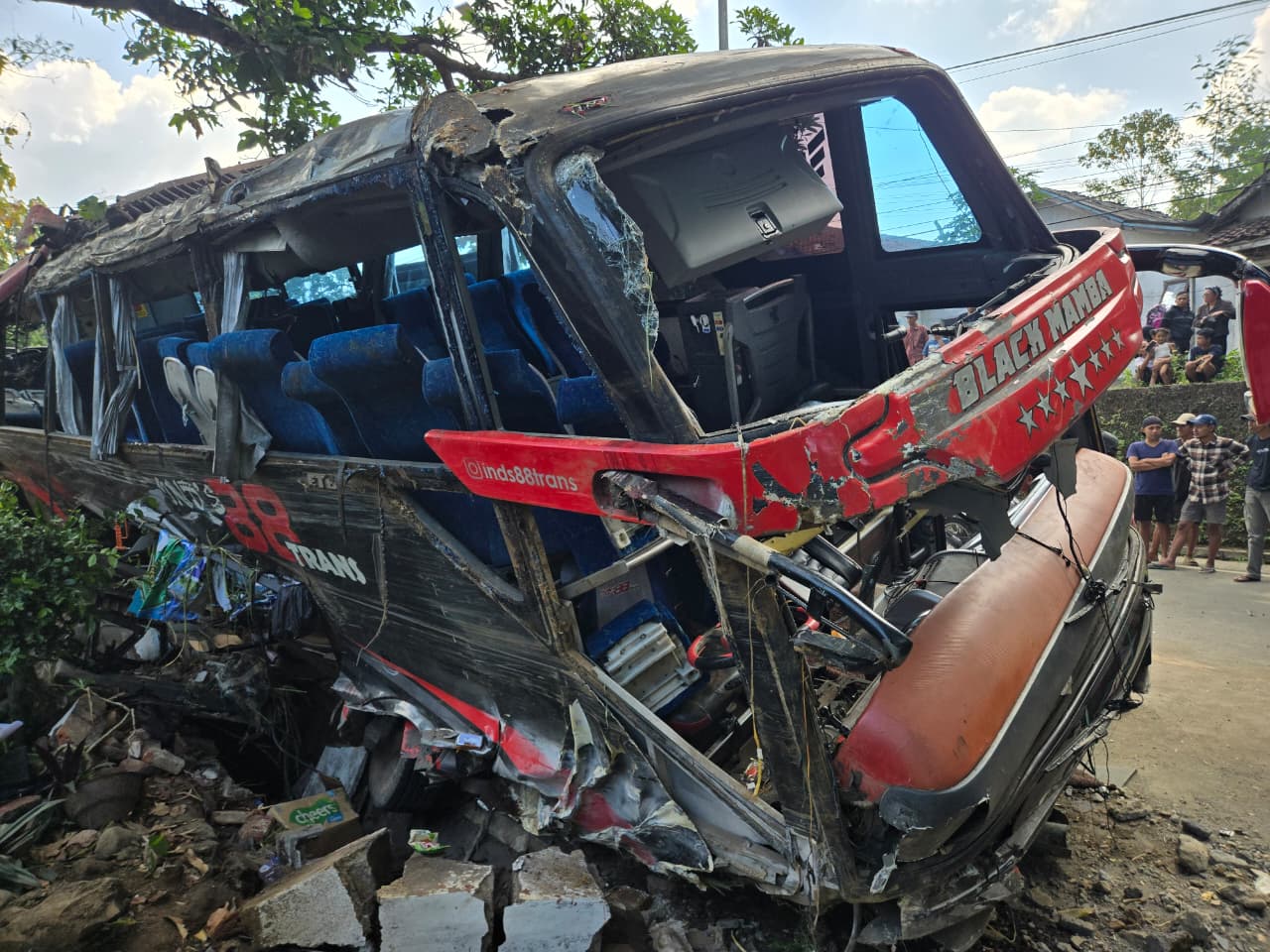 Bus Rombongan Karyawan RSBS Jember Alami Kecelakaan Maut di Lereng Bromo