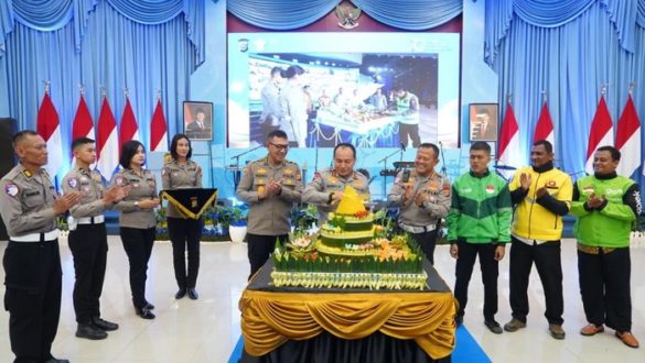 Polda Riau Gelar Syukuran HUT ke-70 Lalu Lintas, Ajak Komunitas Ojol ...