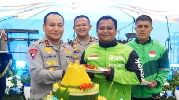 Polda Riau Gelar Syukuran HUT ke-70 Lalu Lintas, Ajak Komunitas Ojol Jaga Ketertiban Berlalu Lintas