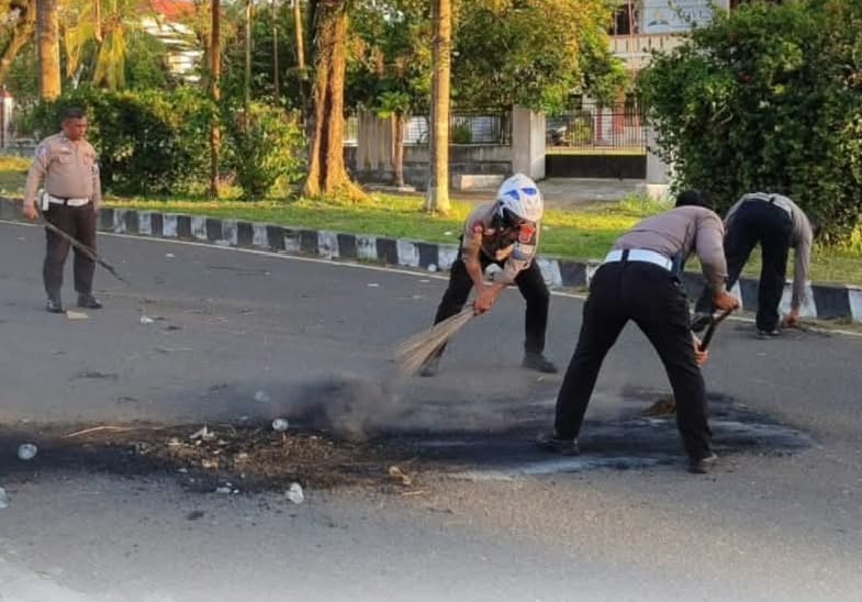 Pasca Aksi Damai, Satlantas Polres Kotamobagu Sigap Bersihkan Jalan
