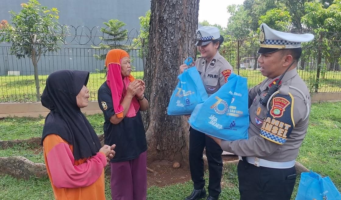 Satlantas Polres Tangsel Bagikan Sembako di HUT ke-70 Lalu Lintas Bhayangkara