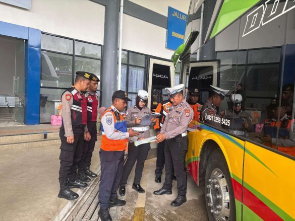 Satlantas Sumenep Cek Kelaikan Bus Umum Jelang Operasi Zebra Semeru 2025